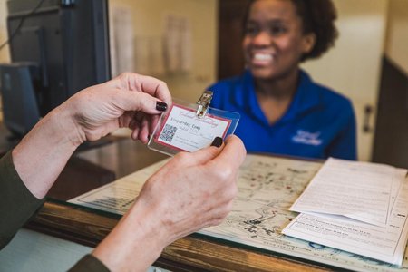 Guest Services & Amenities | Woodlands Hotel & Suites - Colonial ...